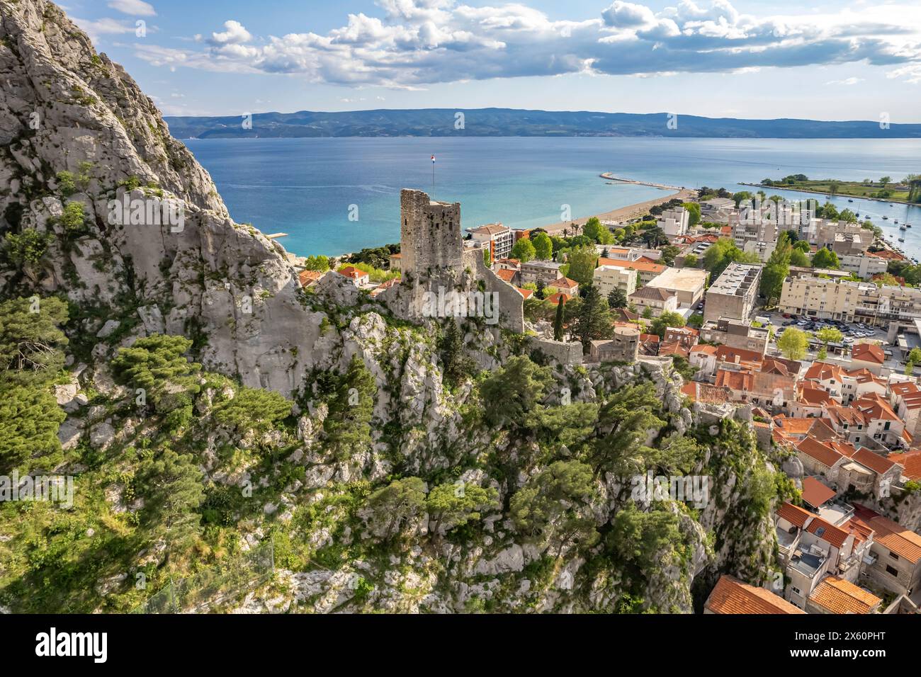 Die Altstadt von Omis mit der Ruine der Festung Mirabella oder Peovica ...