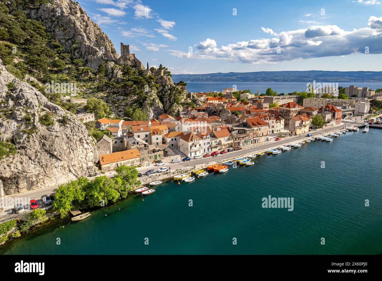 Die Altstadt von Omis mit der Ruine der Festung Mirabella oder Peovica ...