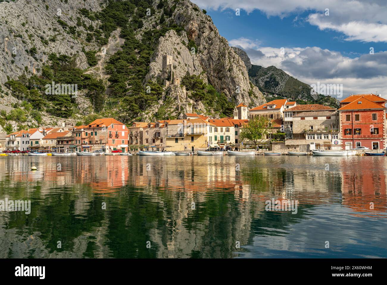 Stadtansicht Omis Die Altstadt von Omis am Fluss Cetina mit der Ruine ...