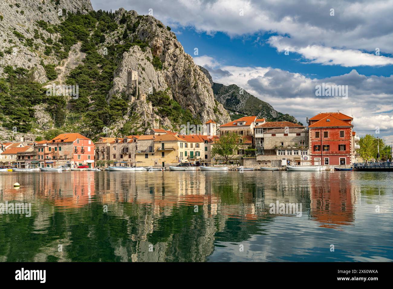 Stadtansicht Omis Die Altstadt von Omis am Fluss Cetina mit der Ruine ...