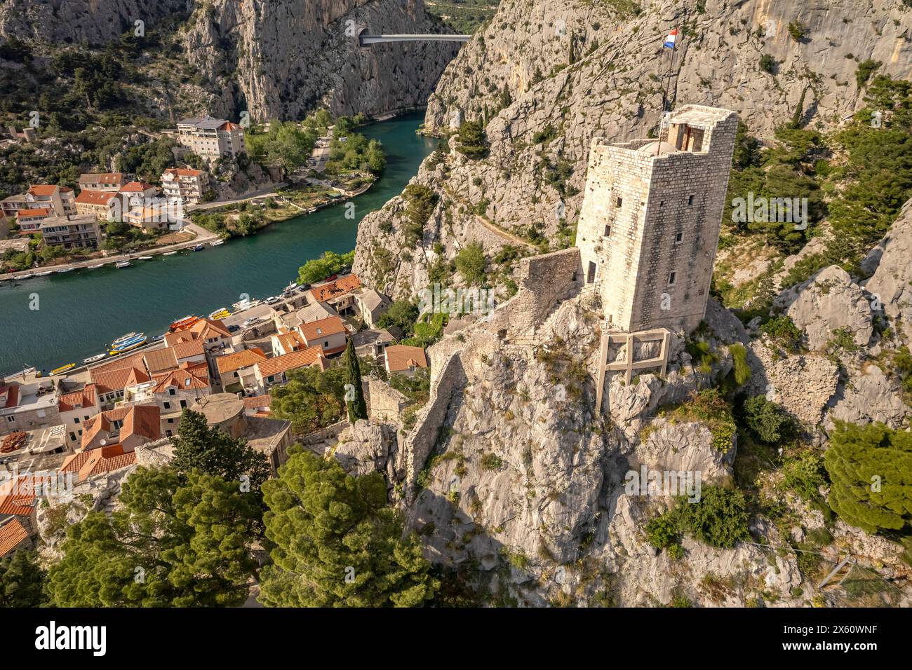 Festung Mirabella Die Altstadt von Omis mit der Ruine der Festung ...