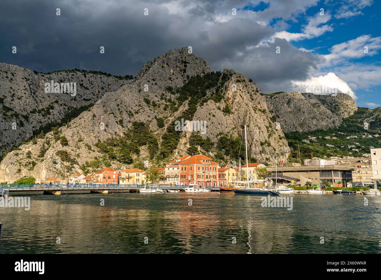 Stadtansicht Omis Die Altstadt von Omis am Fluss Cetina mit der Ruine ...
