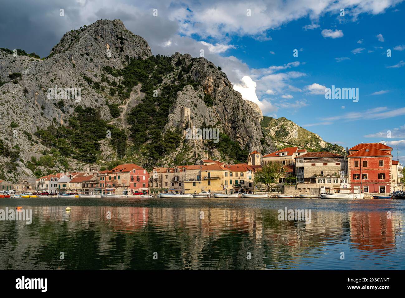 Stadtansicht Omis Die Altstadt von Omis am Fluss Cetina mit der Ruine ...