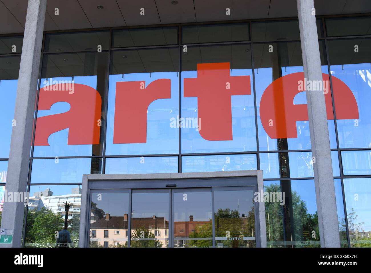 Schriftzug Arte am Eingang des binationalenSenders in Strassburg ...