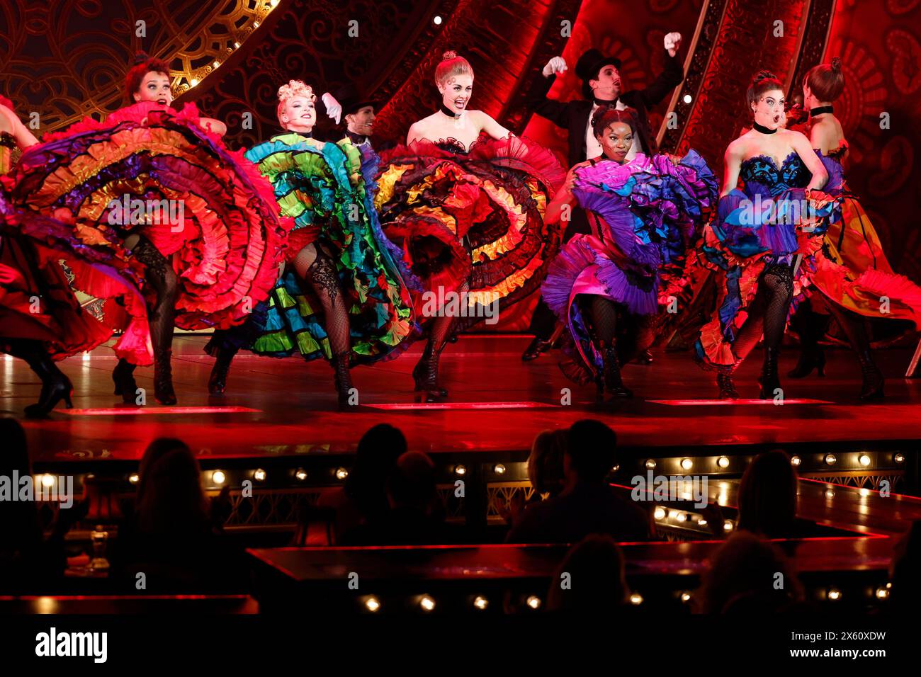 Darsteller des Musical Moulin Rouge in der zehnten Live-Show bei der 17 ...