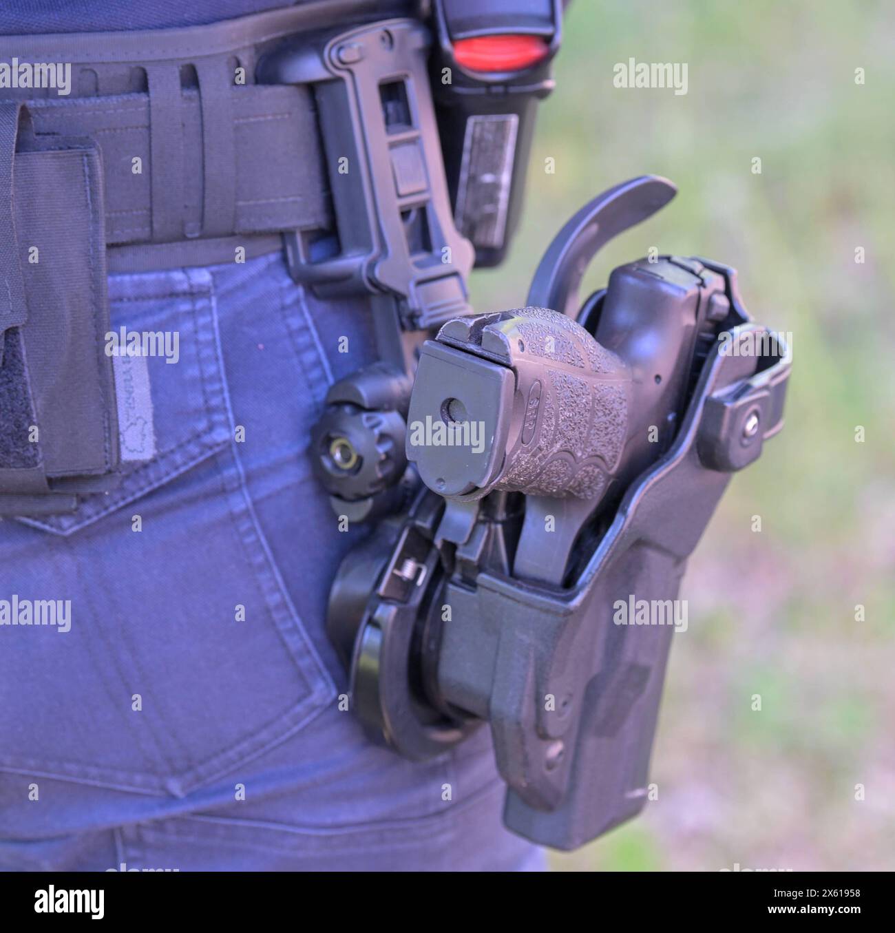 Berlin, Deutschland 12. Mai 2024: Polizei mit Waffe im Halfter ...