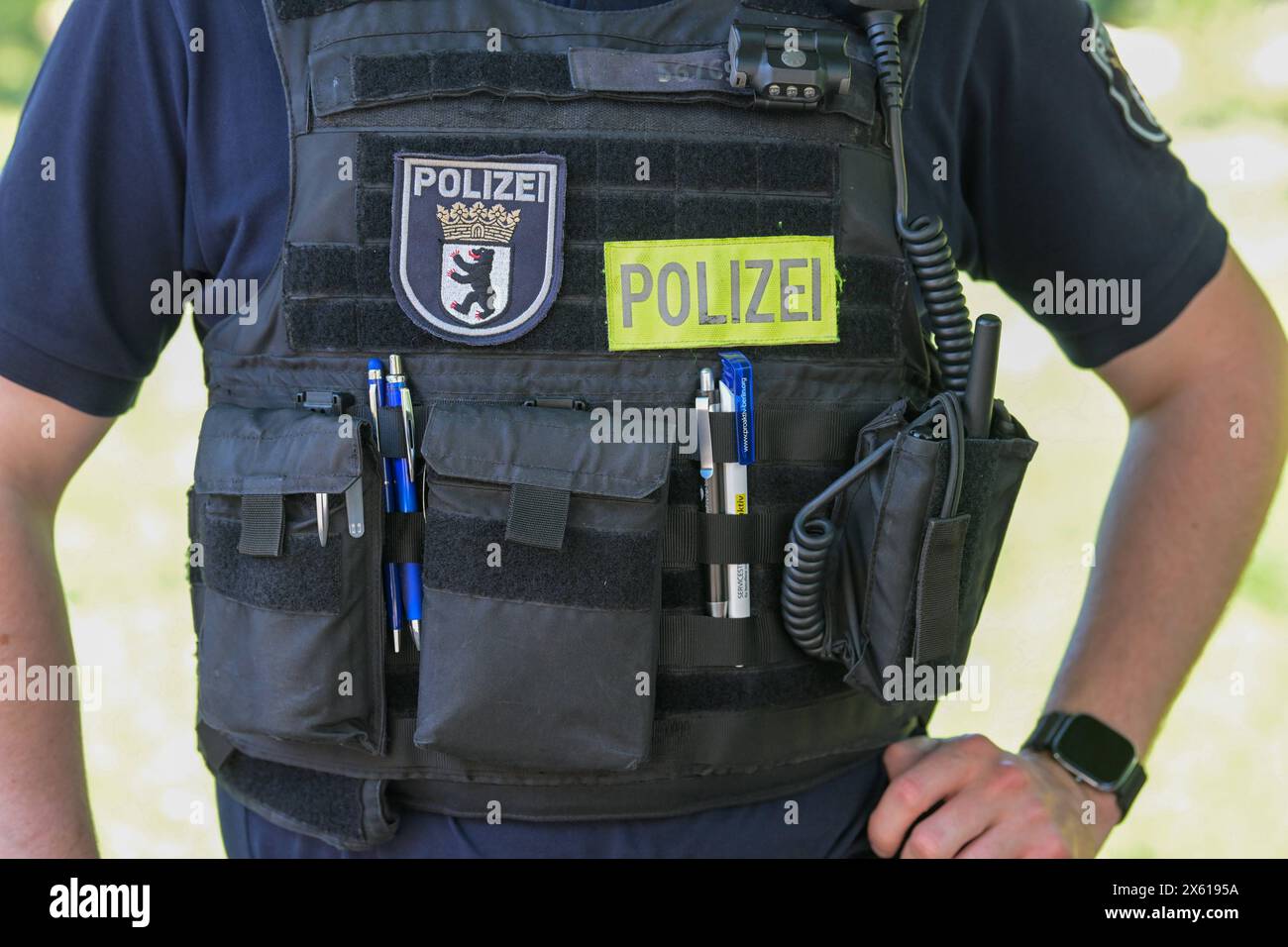 Berlin, Deutschland 12. Mai 2024: Berliner Polizist mit schusssicherer ...