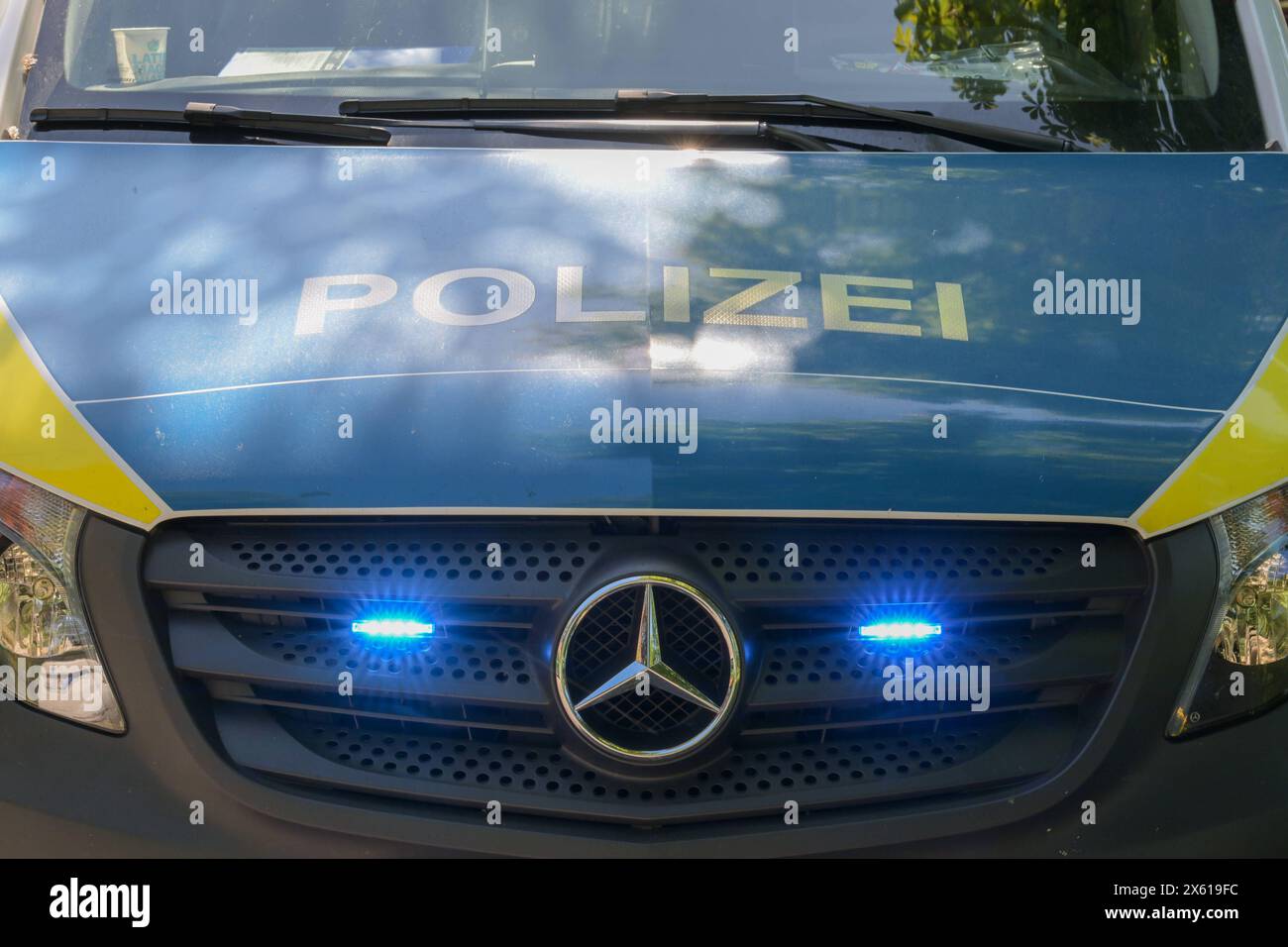 Berlin, Deutschland 12. Mai 2024: Einsatzwagen der Polizei: Blaulicht ...