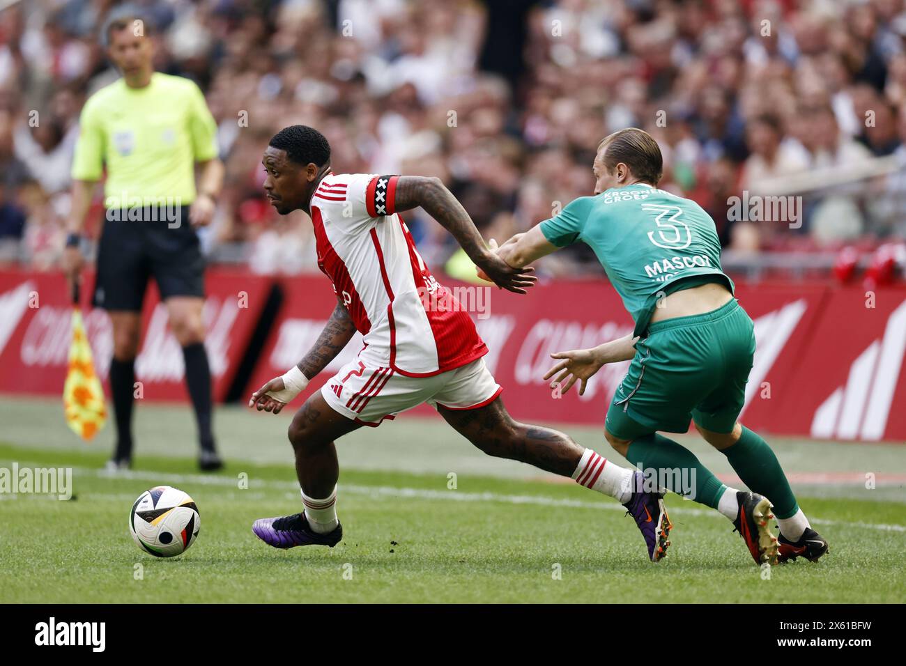 AMSTERDAM - (l-r) Steven Bergwijn of Ajax, Joey Jacobs of Almere City FC during the Dutch ...