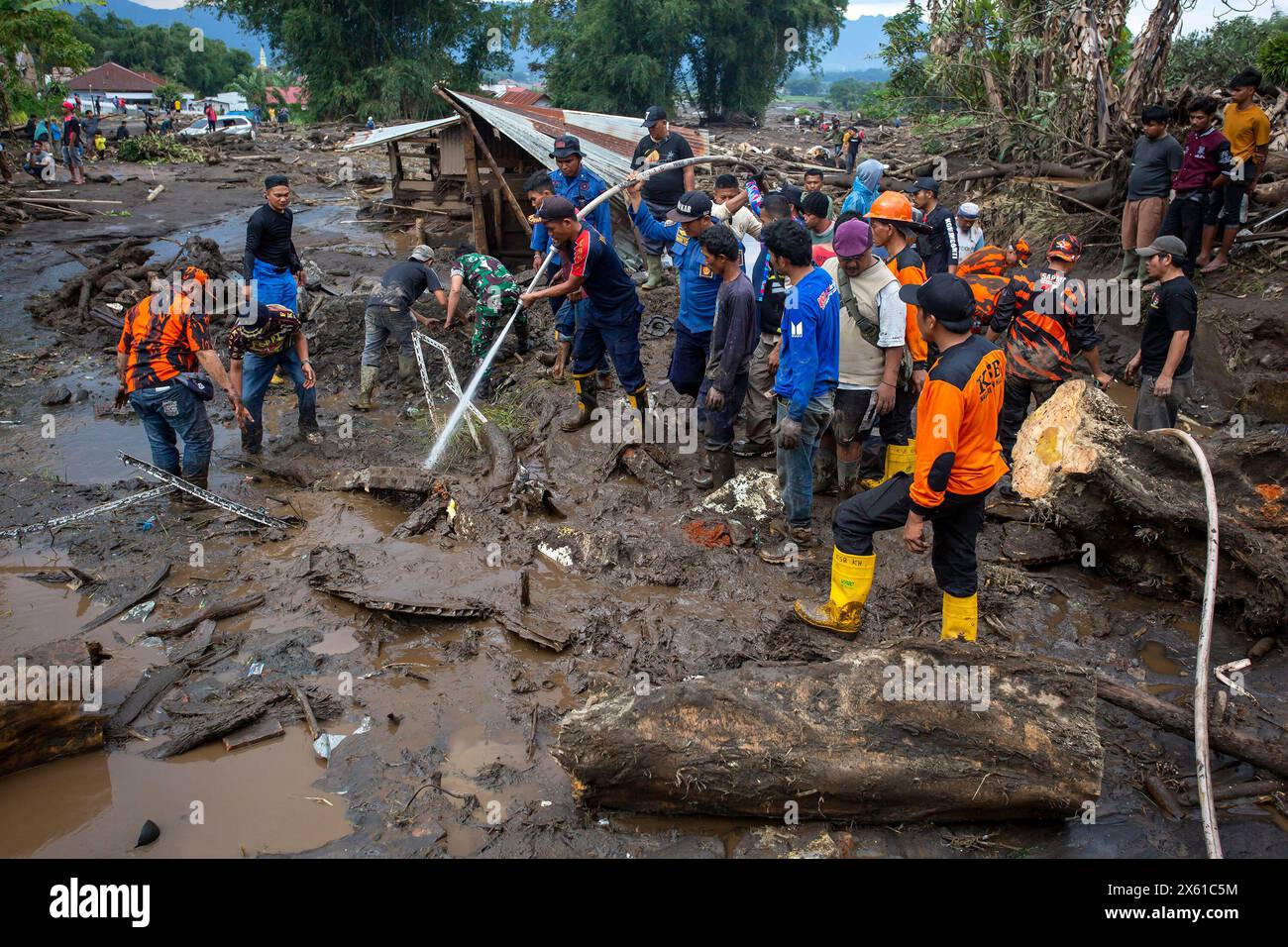 (240512) -- WEST SUMATRA, May 12, 2024 (Xinhua) -- Rescue team members ...
