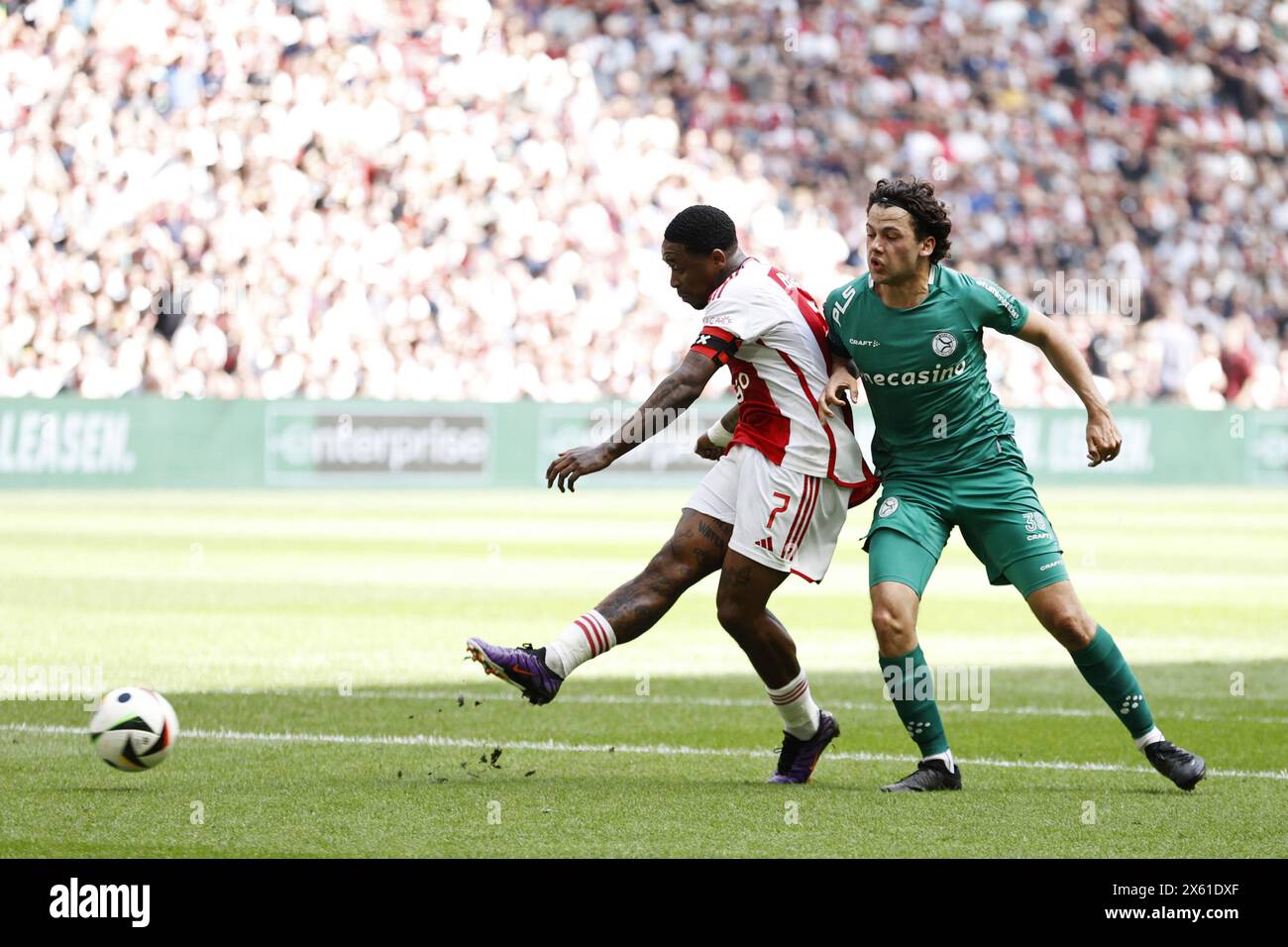 AMSTERDAM - (l-r) Steven Bergwijn of Ajax scores the 1-0, Jochem Ritmeester van de Kamp of ...