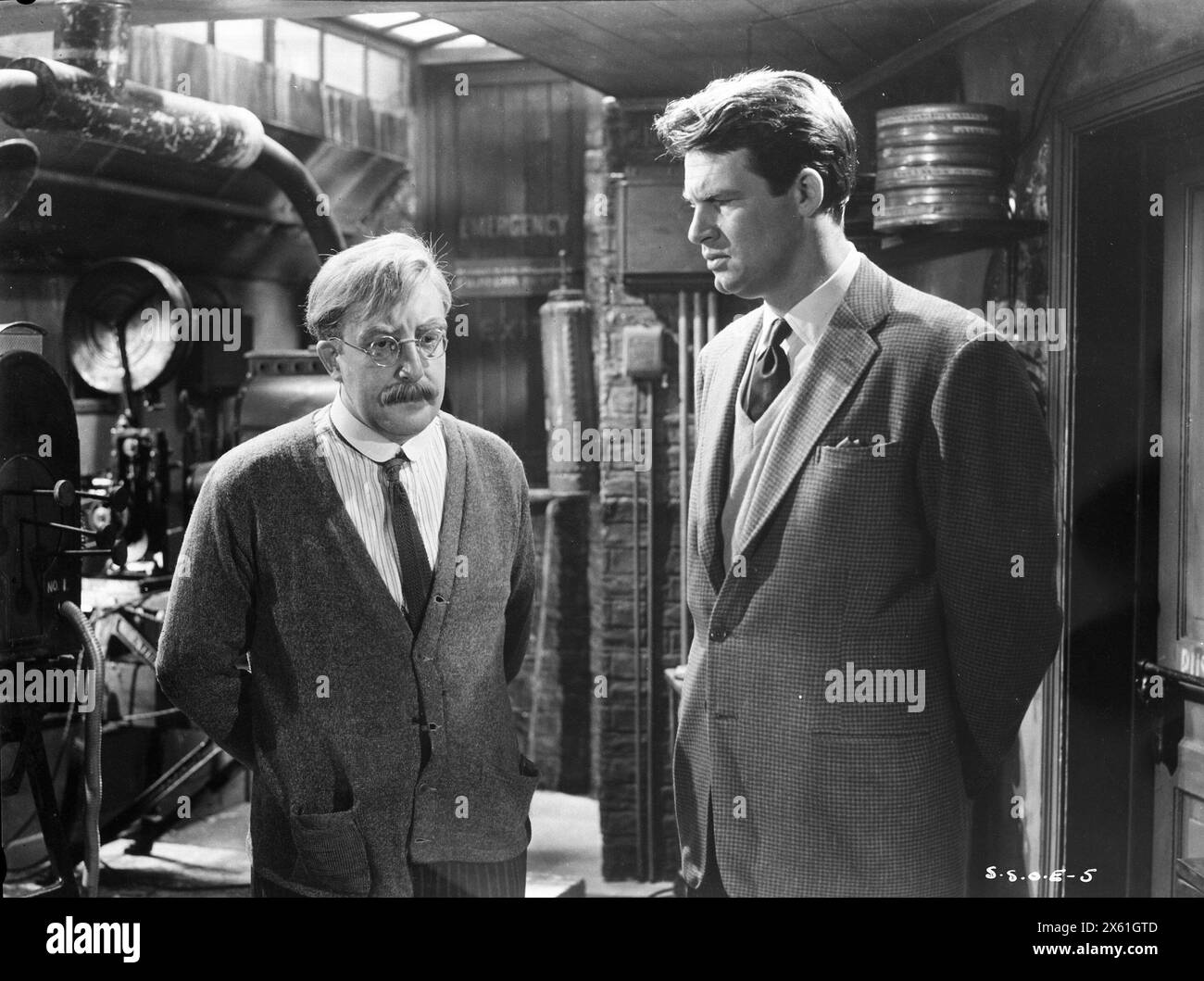 PETER SELLERS and BILL TRAVERS in a scene from THE SMALLEST SHOW ON ...