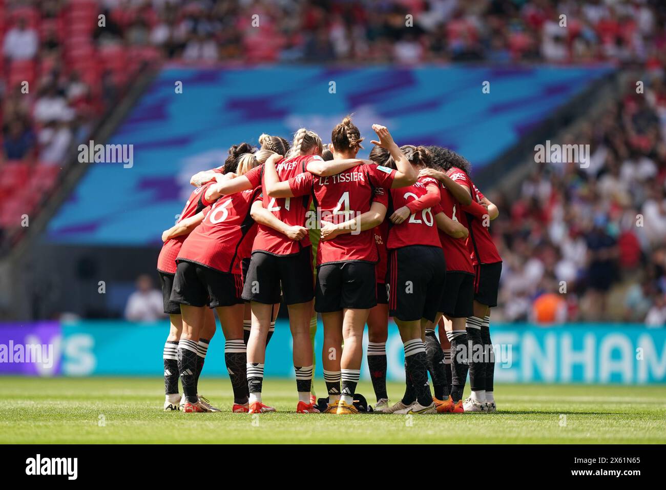 Tottenham hotspur players huddle hi-res stock photography and images ...