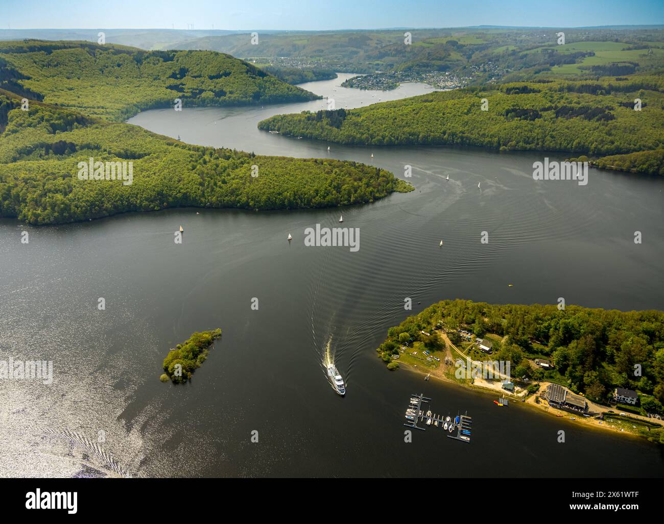 Luftbild, Rursee Rurtalsperre und Ausflugsschiff Rursee mit Segelbooten ...