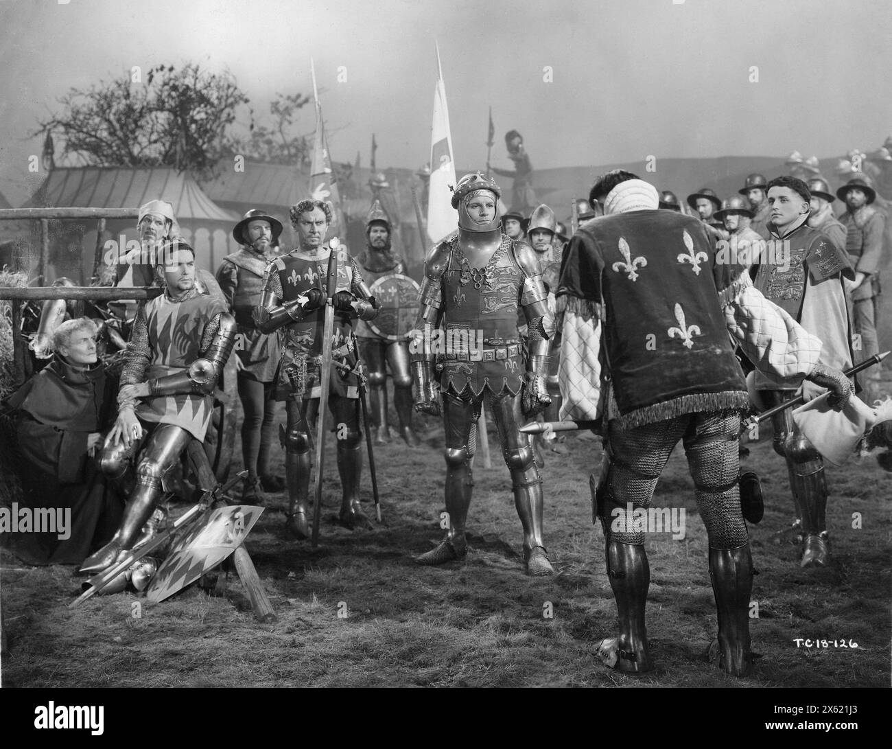 LAURENCE OLIVIER and RALPH TRUMAN in a scene from HENRY V 1944 Director ...