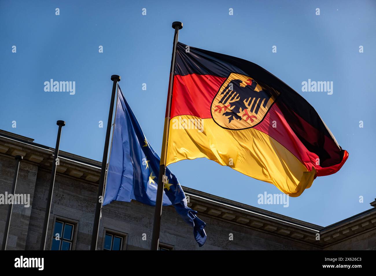 Die Fahnen der Europaeische Union und der Bundesrepublik Deutschland ...