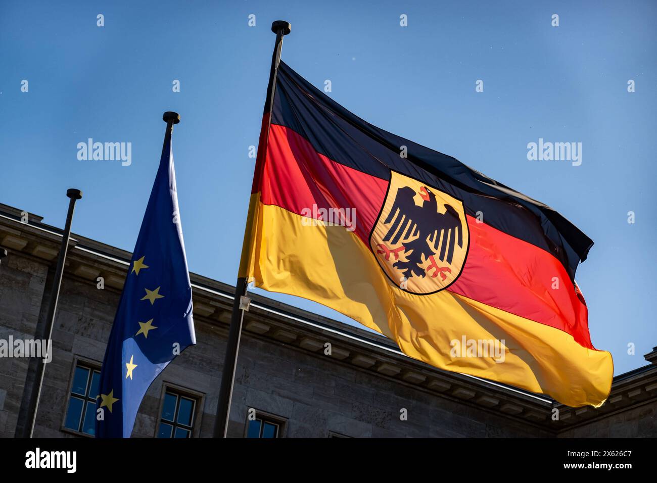 Die Fahnen der Europaeische Union und der Bundesrepublik Deutschland ...