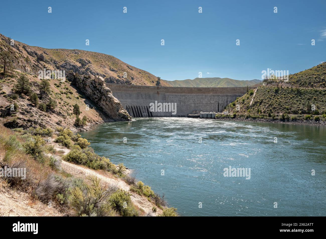 Large cement hydroelectric dam on the Snake River Idaho Stock Photo - Alamy