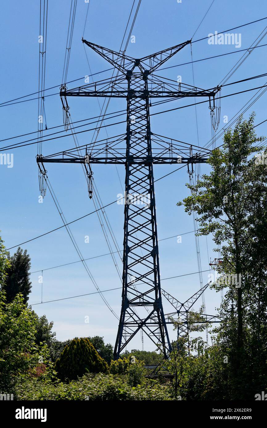 Hochspannungsmast mit Freileitung 2024-05-12 Deutschland, Berlin ...