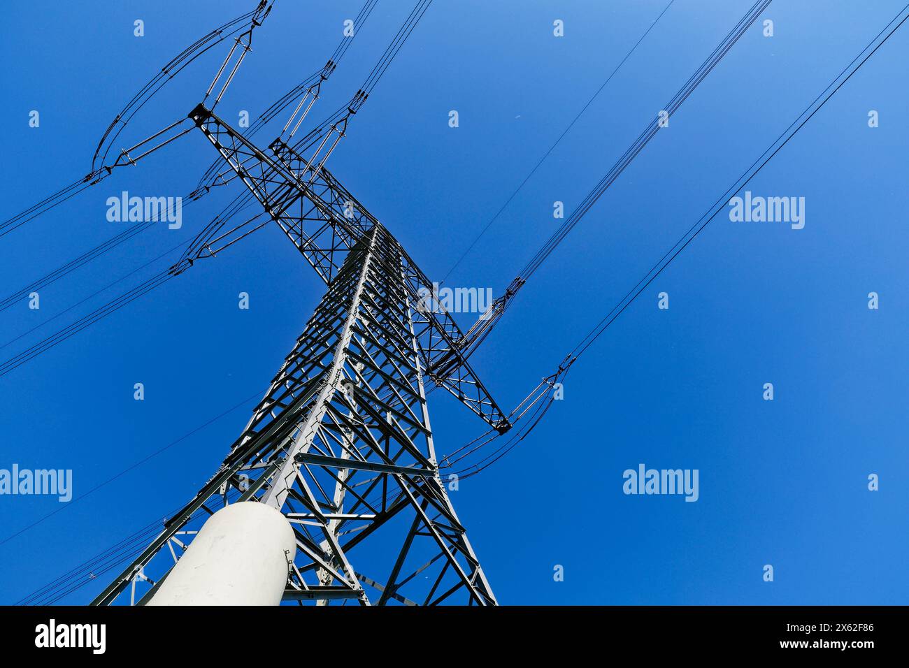 Hochspannungsmast mit Freileitung 2024-05-12 Deutschland, Berlin ...