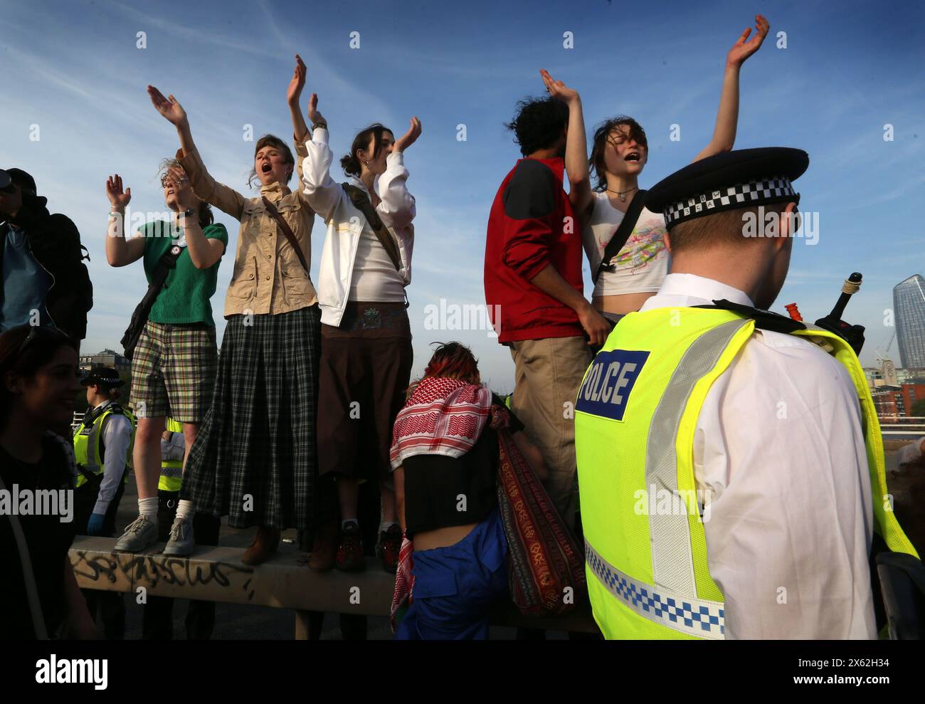 As police try to clear Waterloo Bridge protesters stand in the central ...