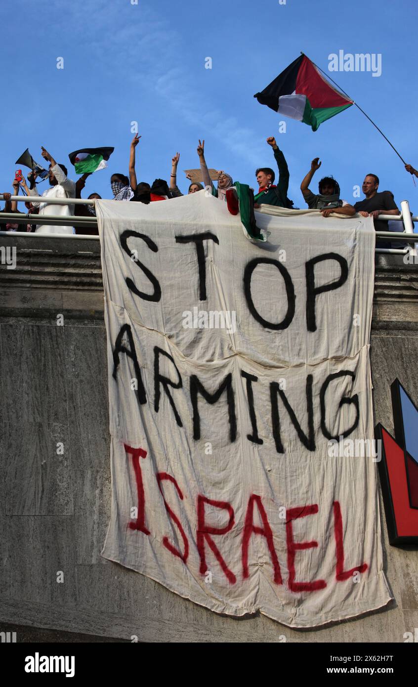 Protesters drop a banner from the side of Waterloo Bridge saying ’Stop ...