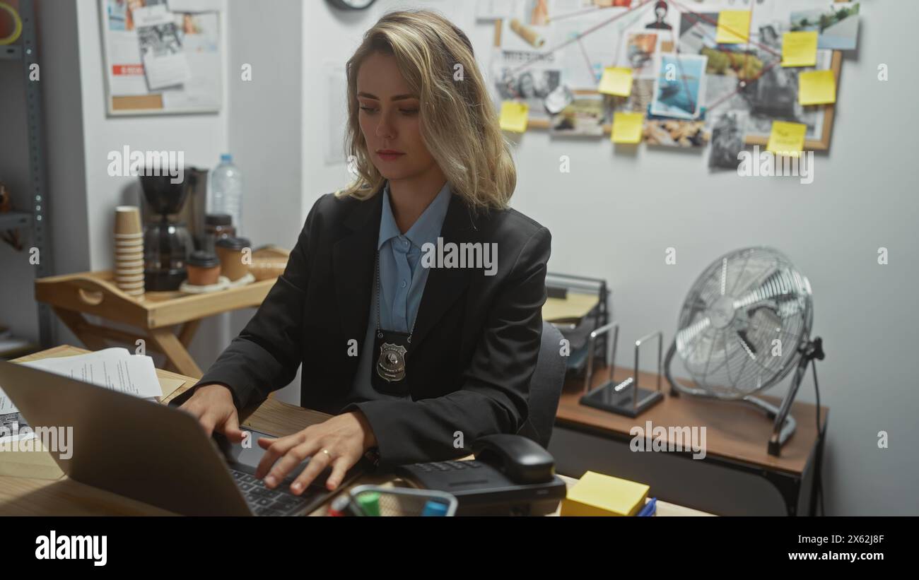 Female police computer hi-res stock photography and images - Alamy