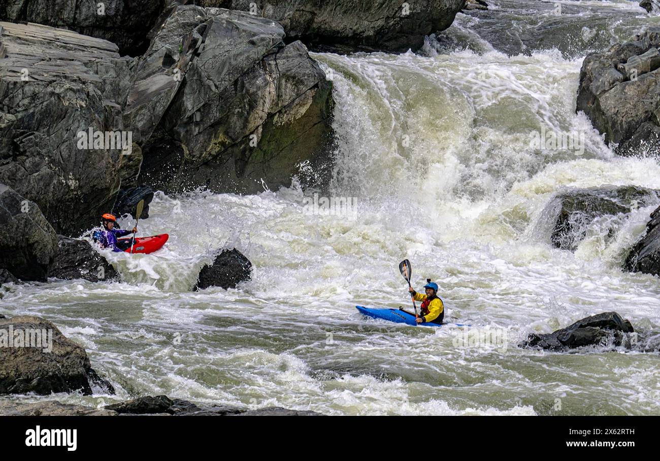 Kayakers shooting the Potomac River Great Falls Rapids Stock Photo - Alamy
