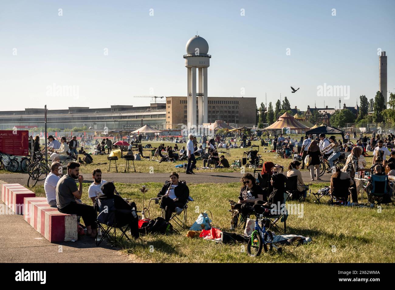 Menschen geniessen den sonnigen Frühlingstag am Tempelhofer Feld in ...
