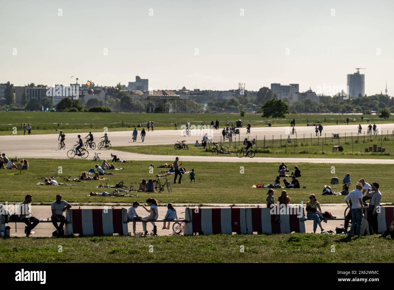 Menschen geniessen den sonnigen Frühlingstag am Tempelhofer Feld in ...