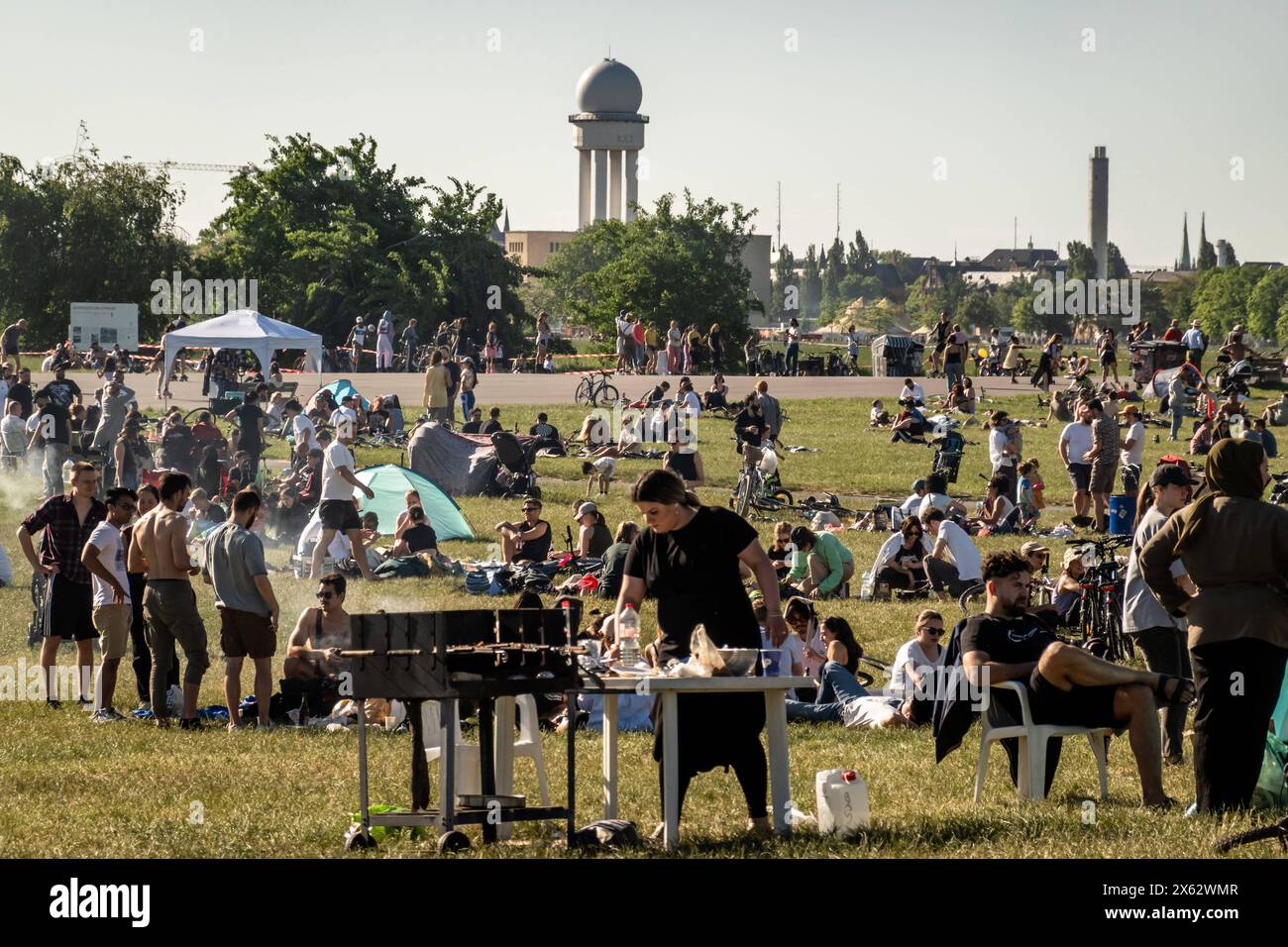 Menschen geniessen den sonnigen Frühlingstag am Tempelhofer Feld in ...