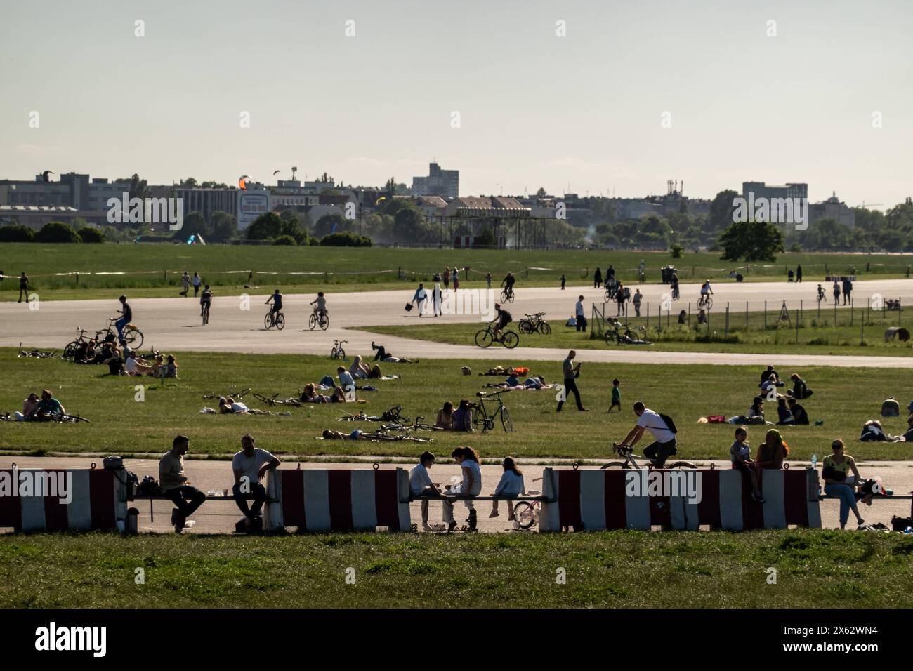 Menschen geniessen den sonnigen Frühlingstag am Tempelhofer Feld in ...