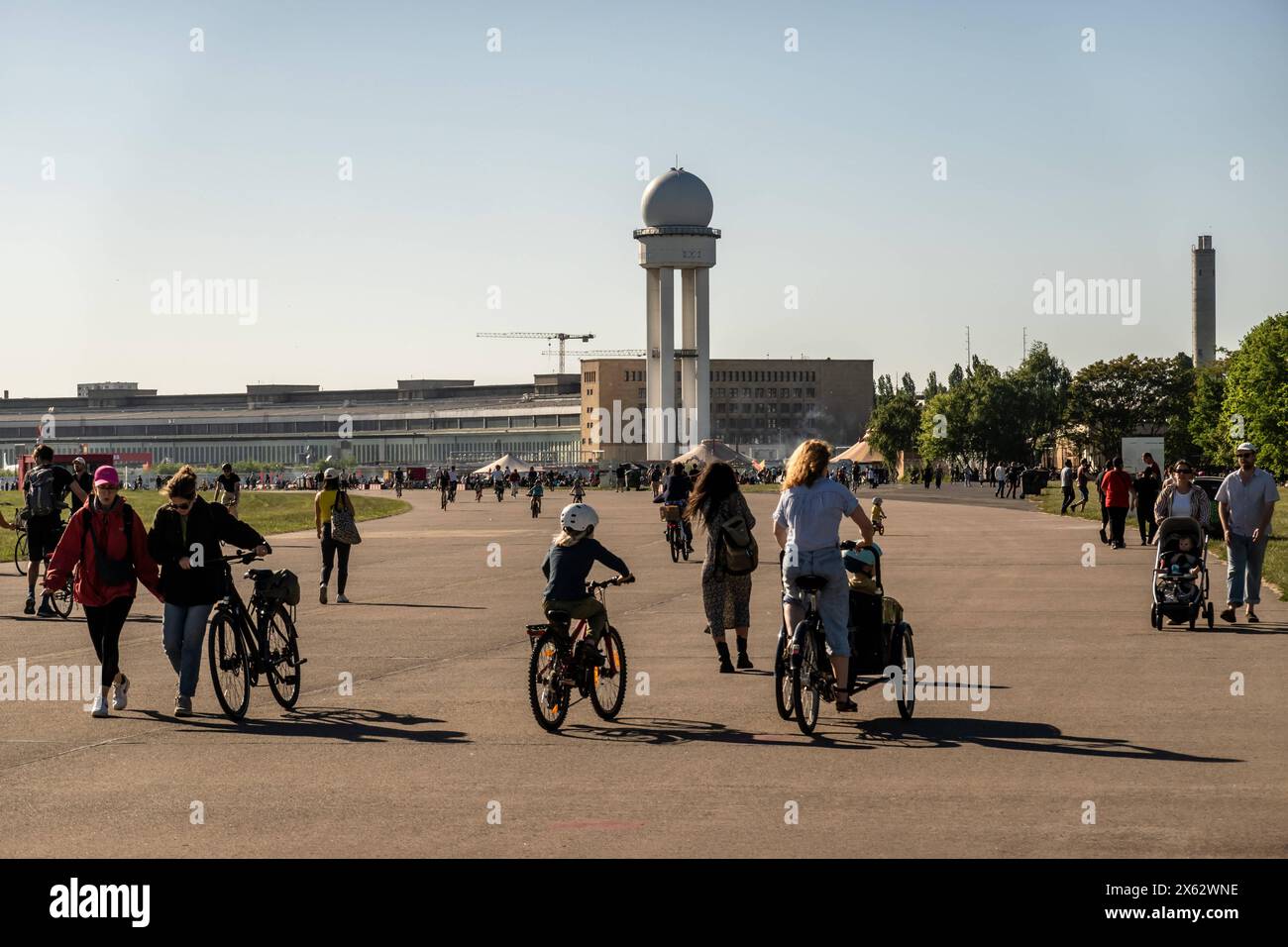 Menschen geniessen den sonnigen Frühlingstag am Tempelhofer Feld in ...