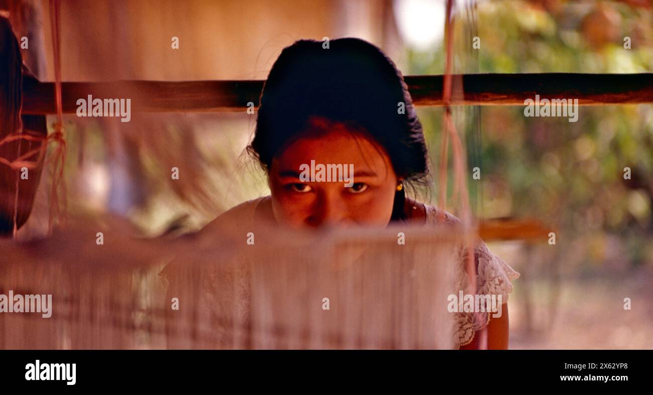 Basket weaving black woman hi-res stock photography and images - Alamy