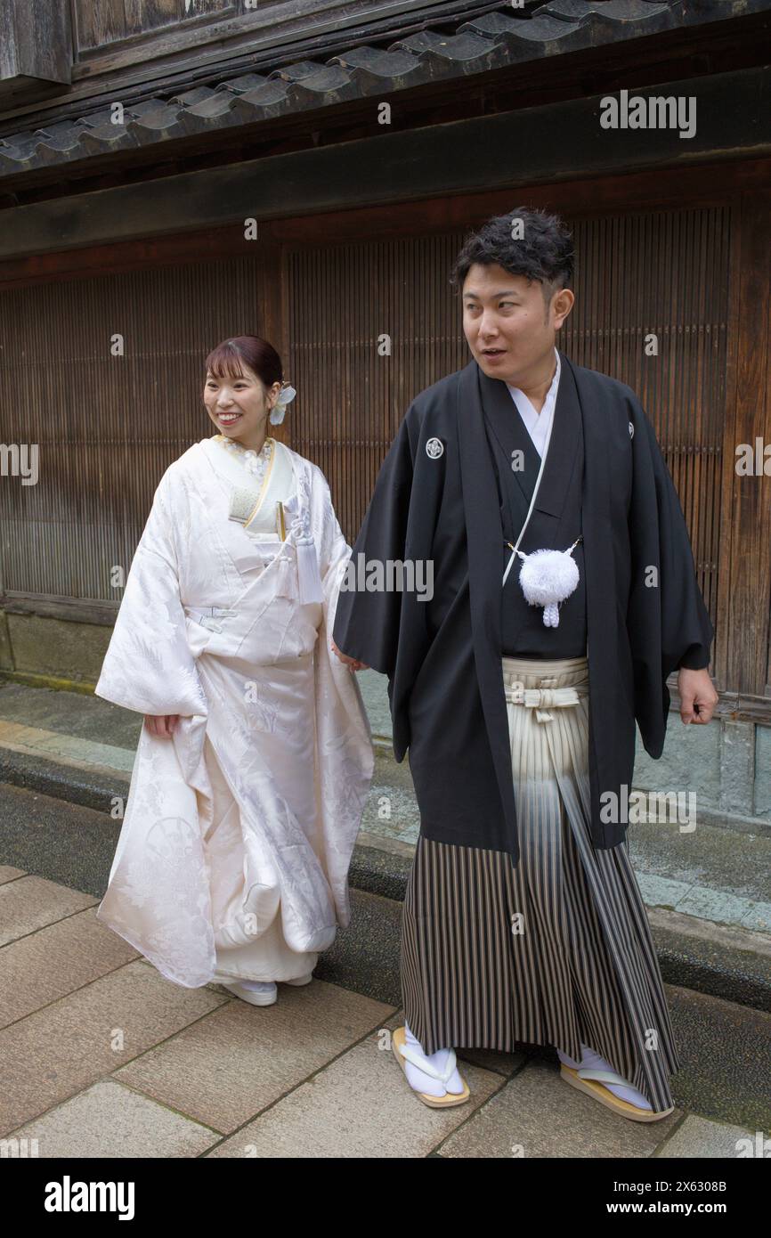 Japan, Kanazawa, newlywed couple Stock Photo - Alamy