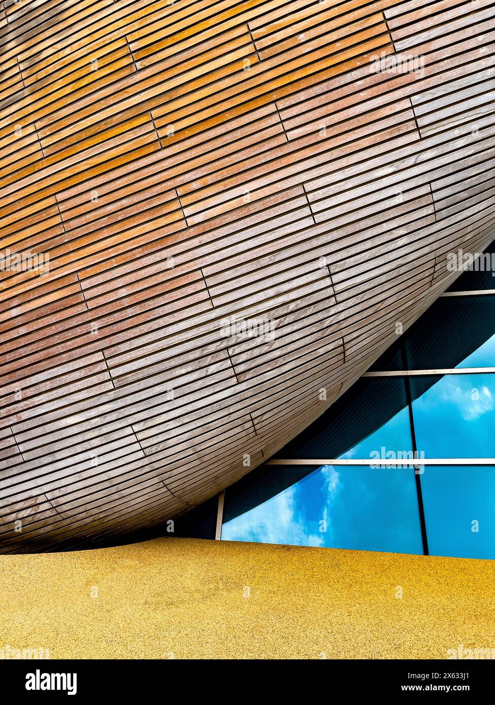 Deconstructivism architecture hi-res stock photography and images - Alamy