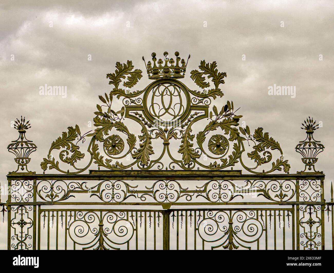 Grey iron gate hi-res stock photography and images - Alamy