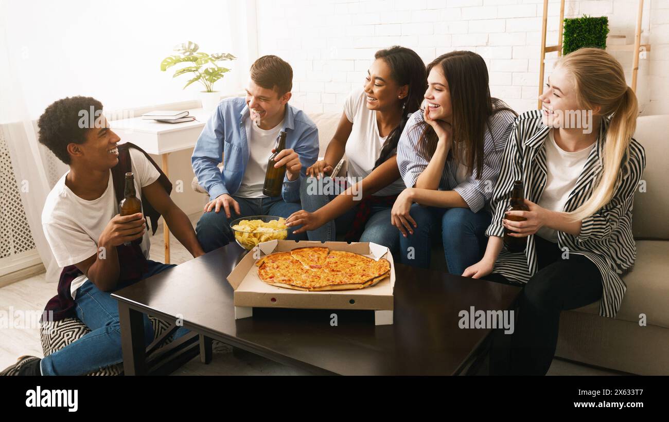 Students eating pizza restaurant hi-res stock photography and images ...