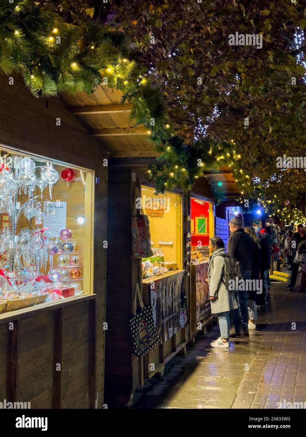 Christmas market stall night time hi-res stock photography and images ...
