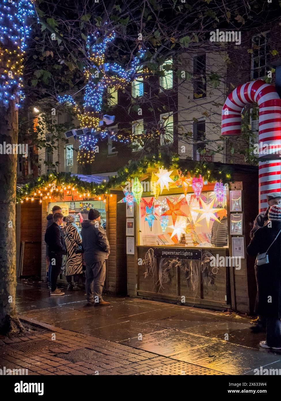 Nighttime shot of York Christmas Market stalls Stock Photo - Alamy