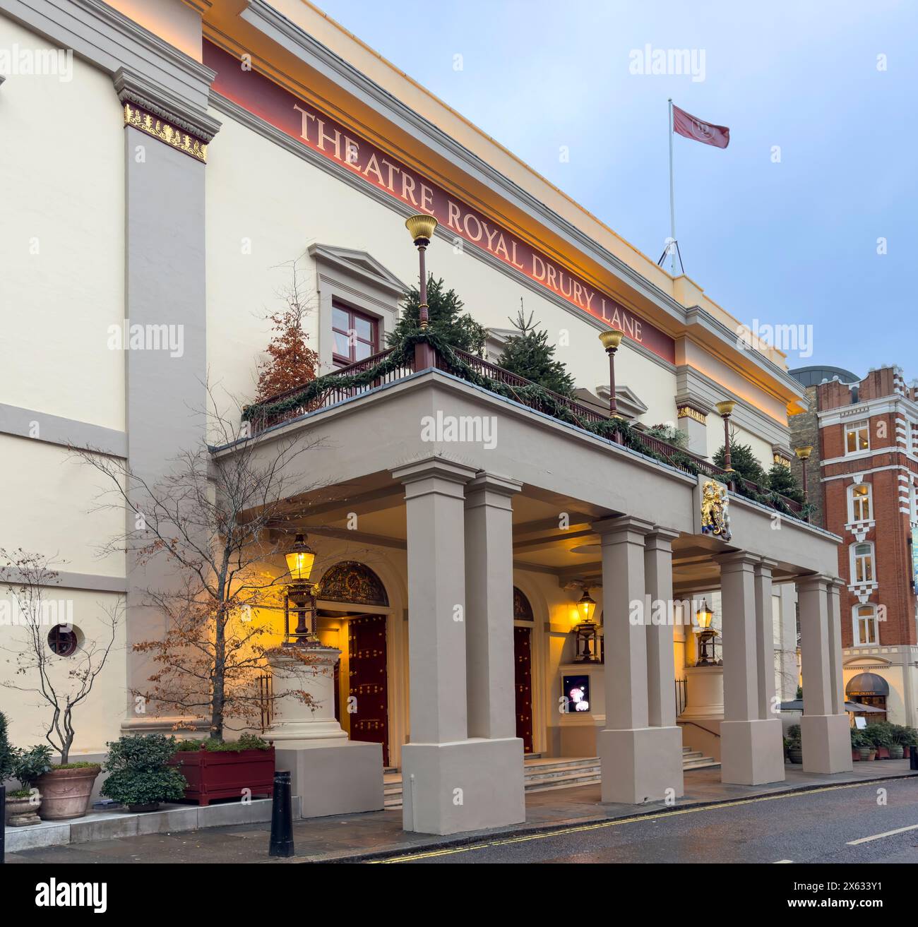 Drury lane theatre royal exterior hi-res stock photography and images ...
