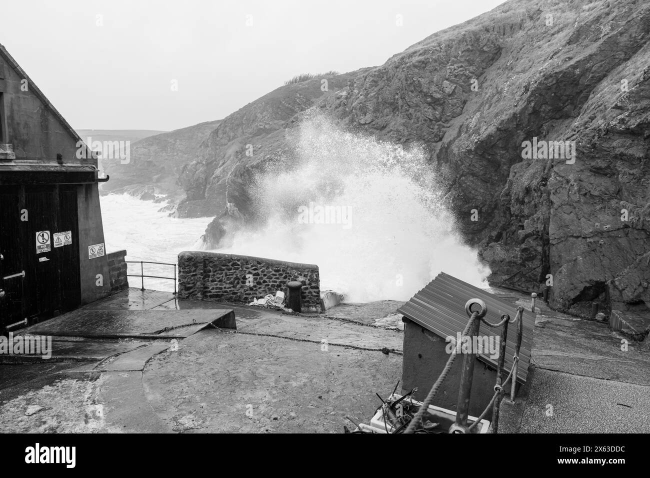 Rough seas at the Lizard Point in Cornwall during storm Kathleen on ...