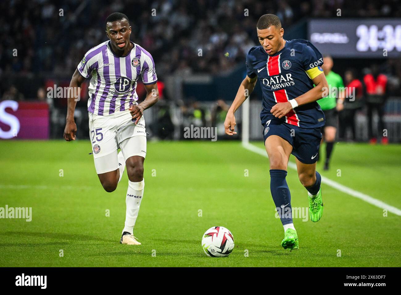 Kevin KEBEN of Toulouse and Kylian MBAPPE of PSG during the French ...