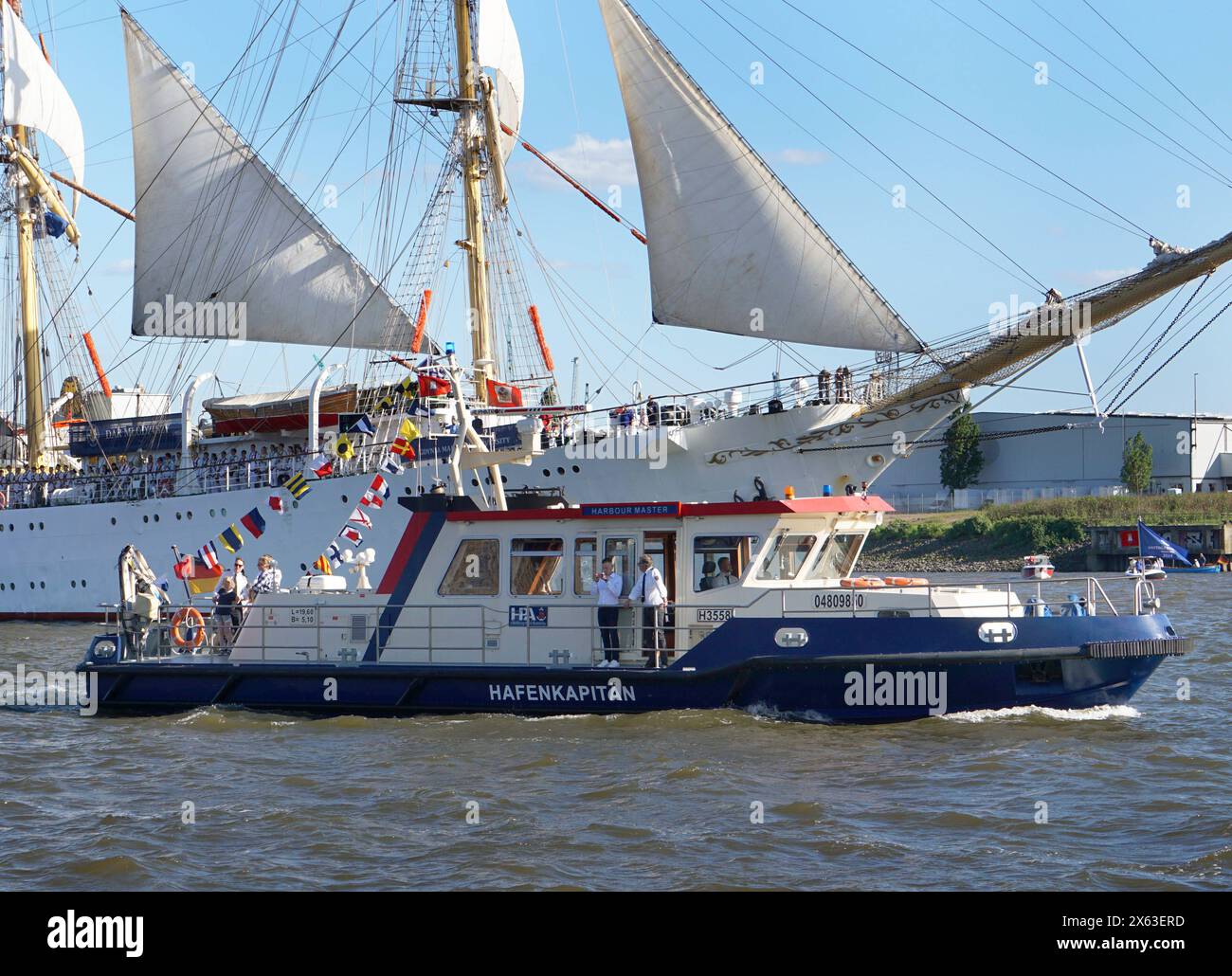 Fotos der Auslaufparade vom 835 Hamburger Hafengeburtstag vom 9. bis 12 ...