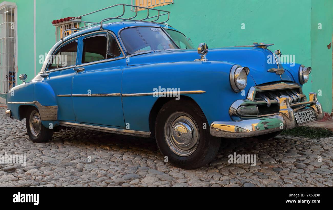 279 Old blue American almendron classic car -Chevrolet from 1952 ...