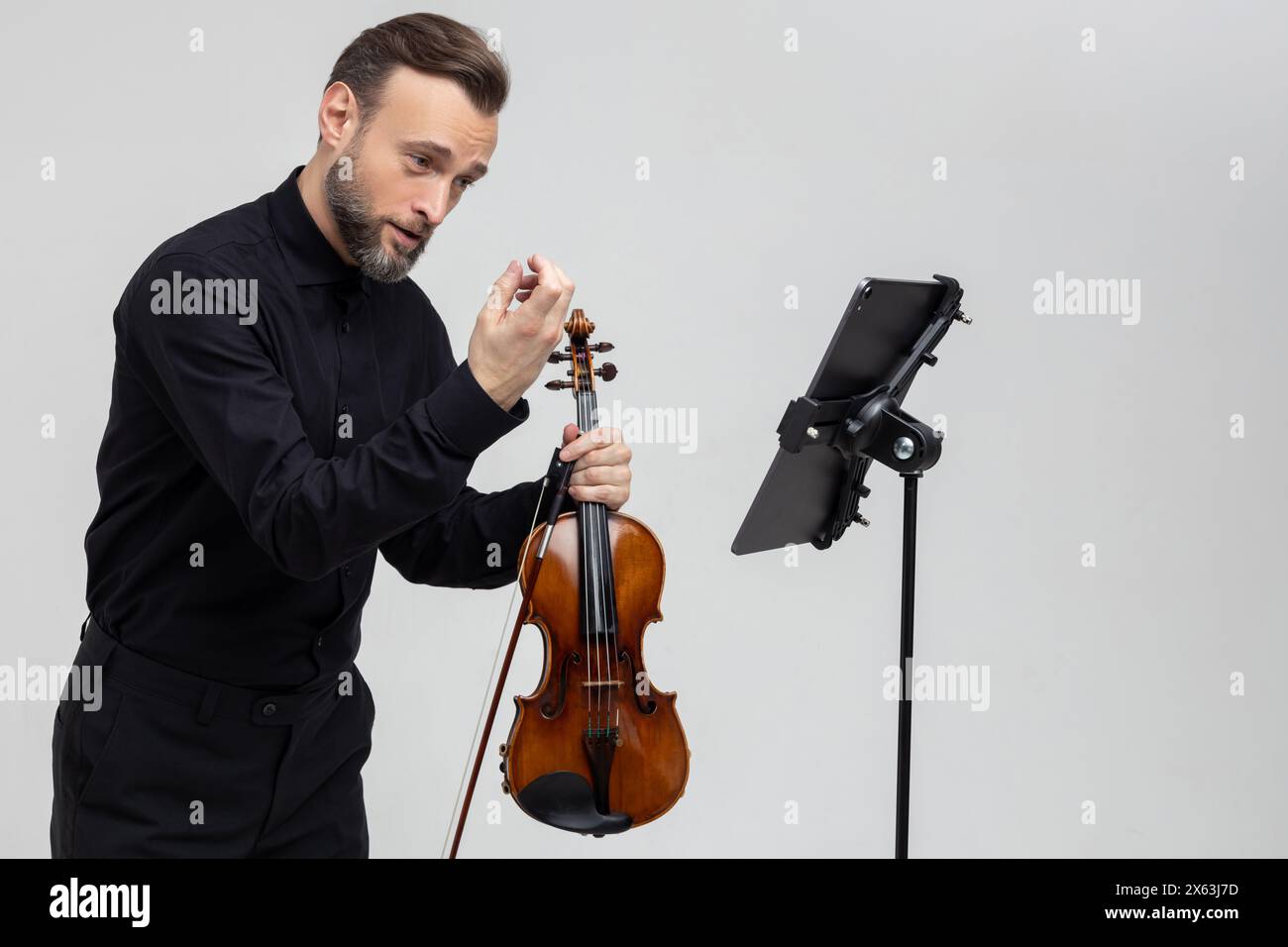 Professional musician playing violin performing concert Stock Photo - Alamy