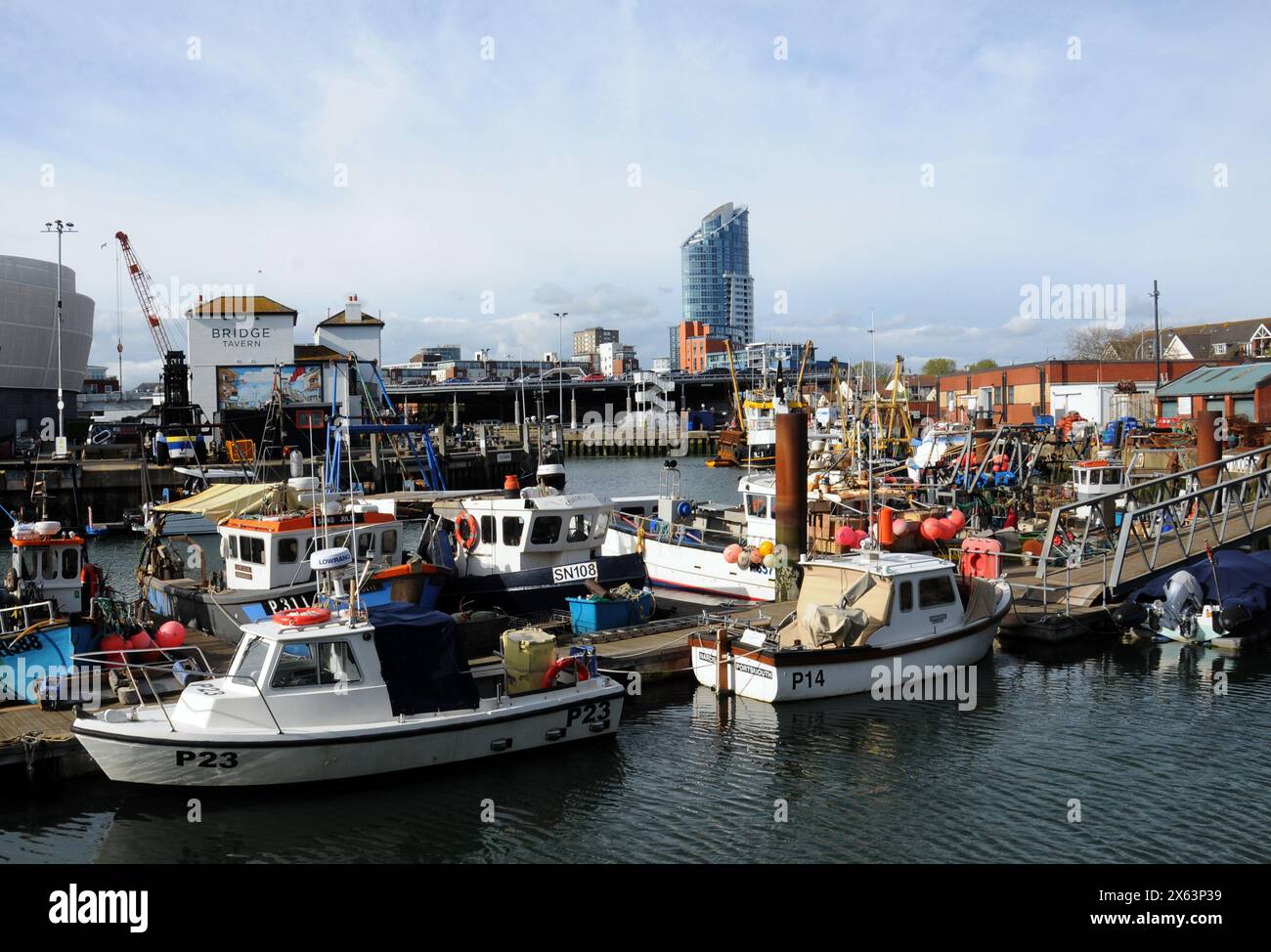 THE ENGLAND COASTAL PATH. THE BRIDGE TAVERN, THE CAMBER, OLD PORTSMOUTH ...