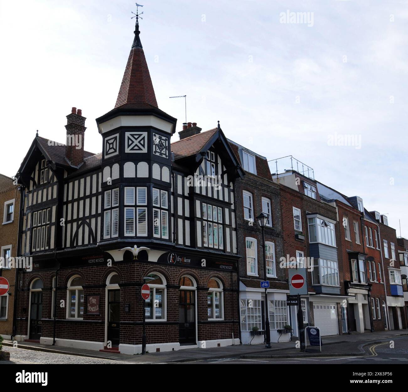 ENGLAND COASTAL PATH, THE OLD SEAGULL PUB, BROAD STREET, OLD PORTSMOUTH ...