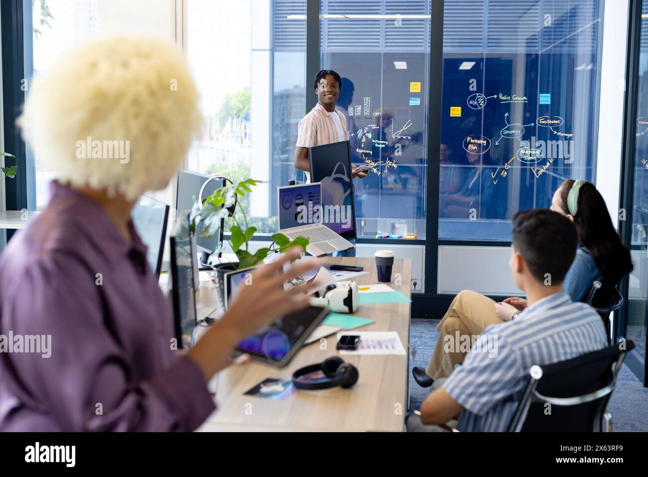 Engaging teamwork hi-res stock photography and images - Alamy