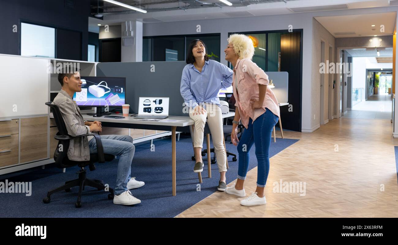 Team working together in office hi-res stock photography and images - Alamy